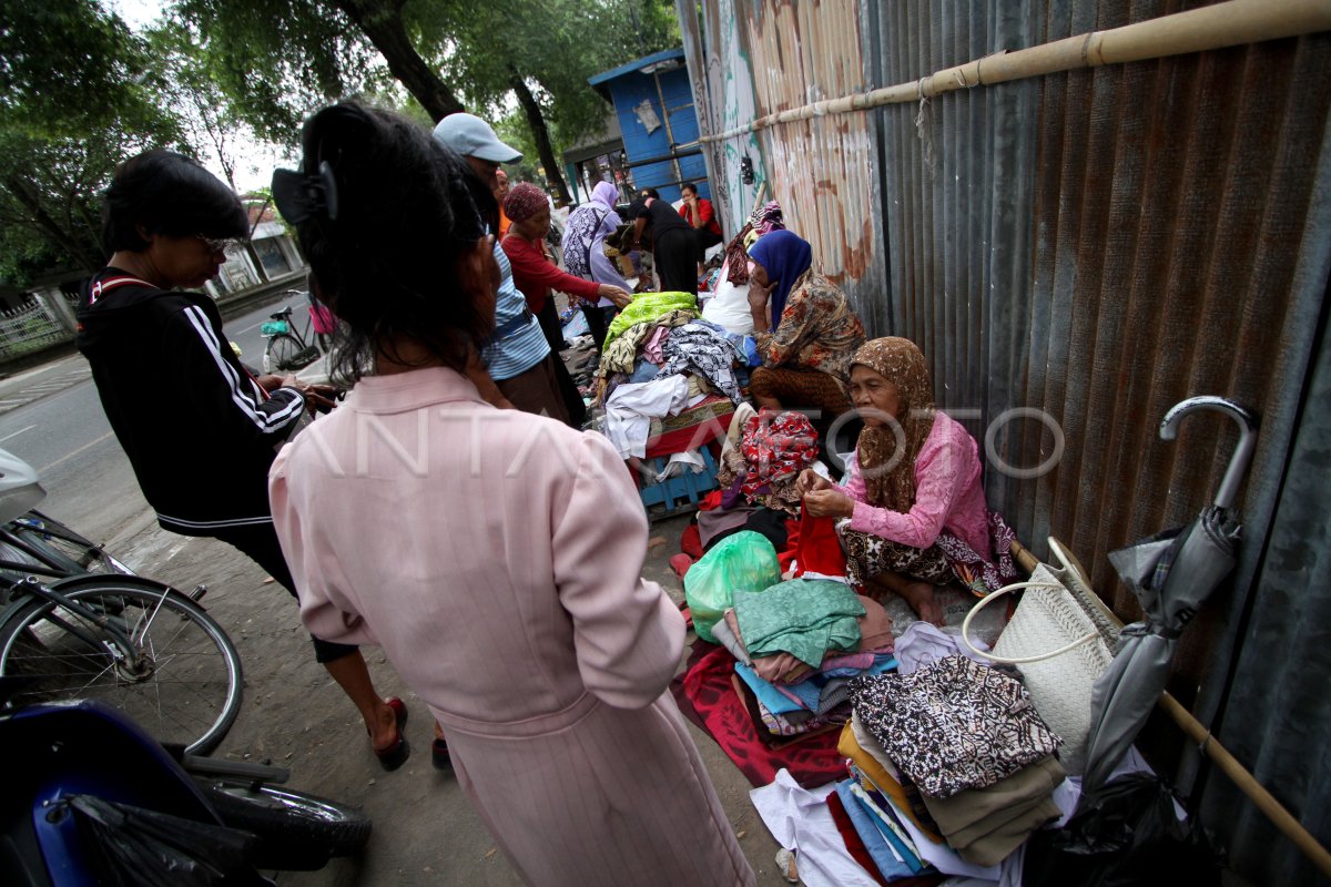 PEDAGANG PAKAIAN BEKAS | ANTARA Foto PEDAGANG PAKAIAN BEKAS | ANTARA Foto