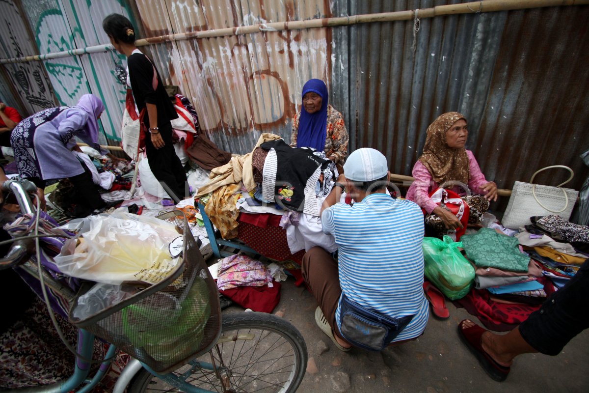 PEDAGANG PAKAIAN BEKAS | ANTARA Foto PEDAGANG PAKAIAN BEKAS | ANTARA Foto