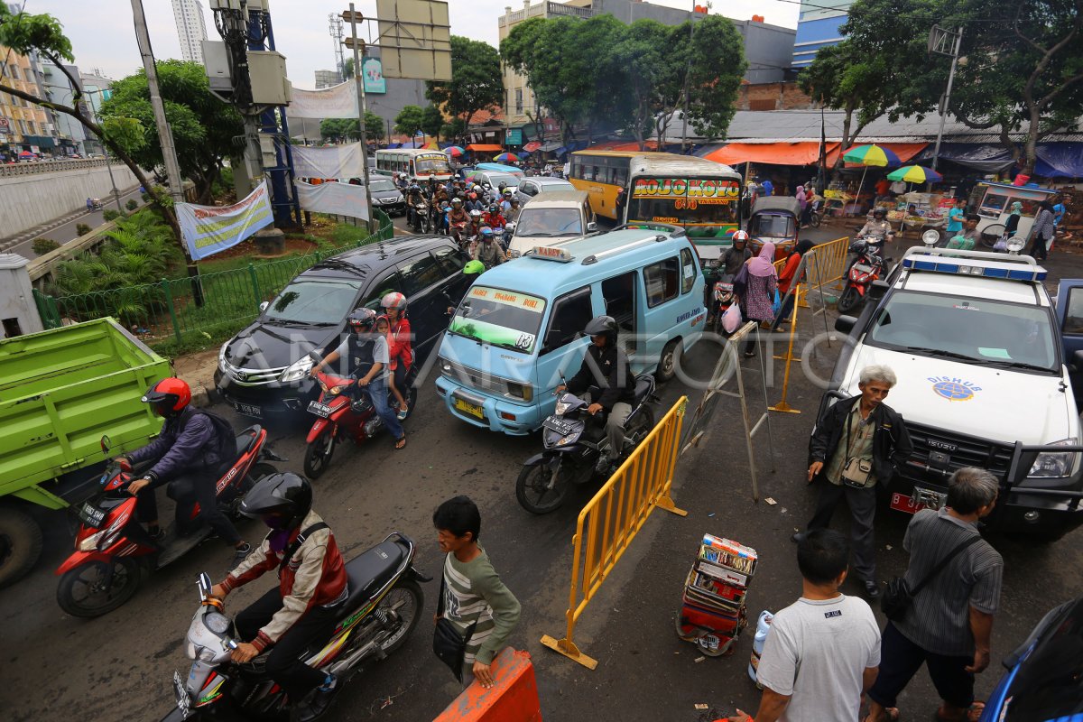 PENGALIHAN ARUS LALU LINTAS | ANTARA Foto PENGALIHAN ARUS LALU LINTAS | ANTARA Foto