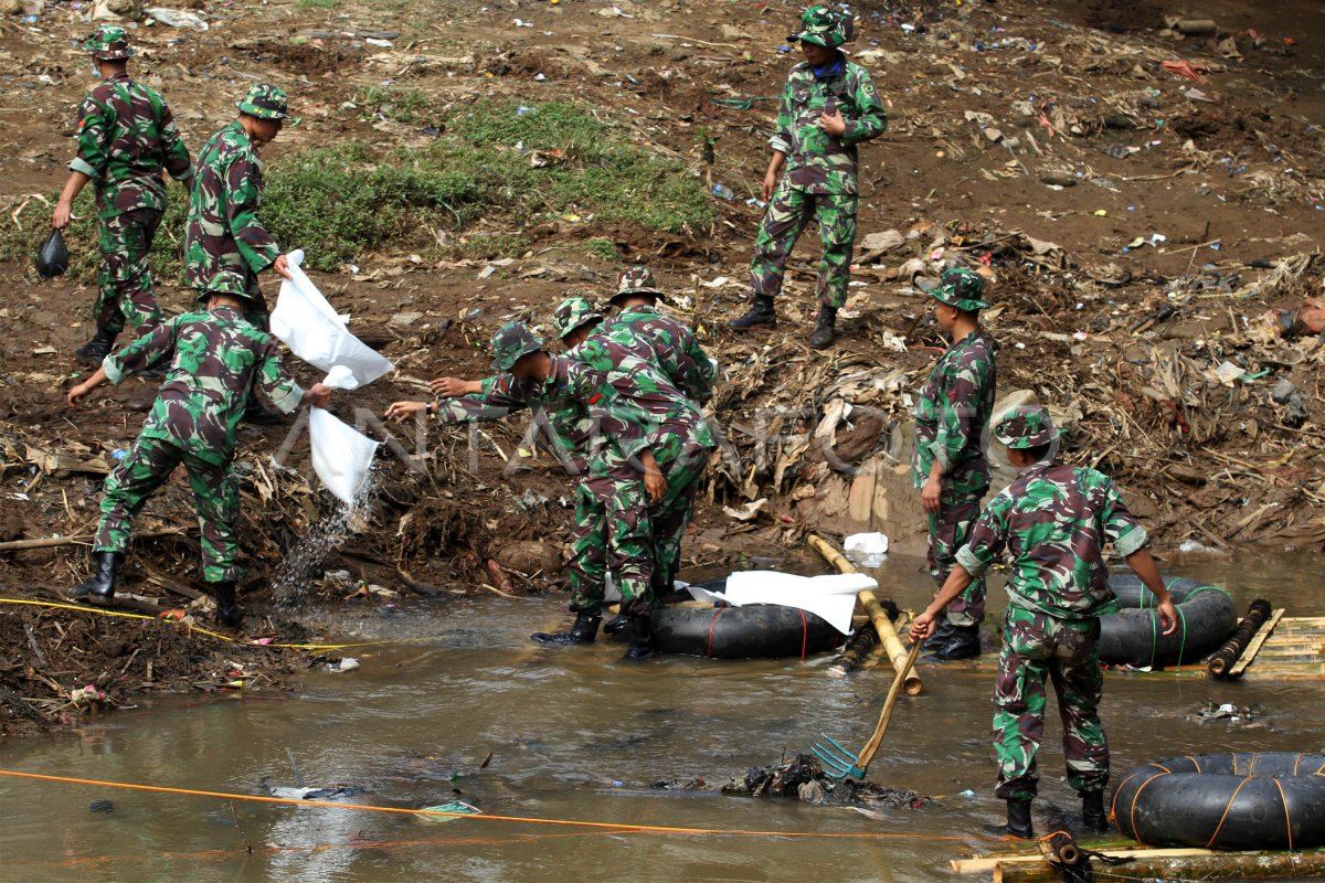 AKSI BERSIH CILIWUNG | ANTARA Foto
