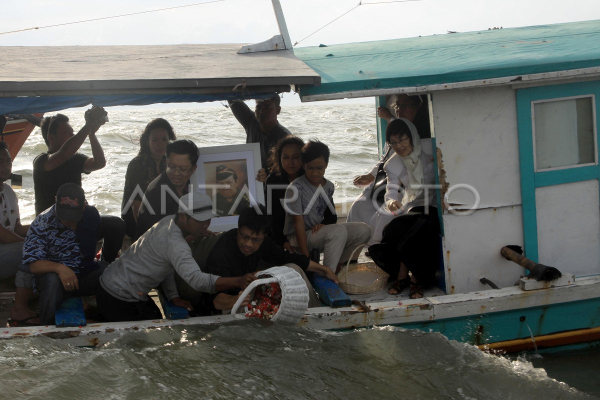 PENABURAN ABU JENAZAH KRIS BIANTORO | ANTARA Foto PENABURAN ABU JENAZAH KRIS BIANTORO | ANTARA Foto