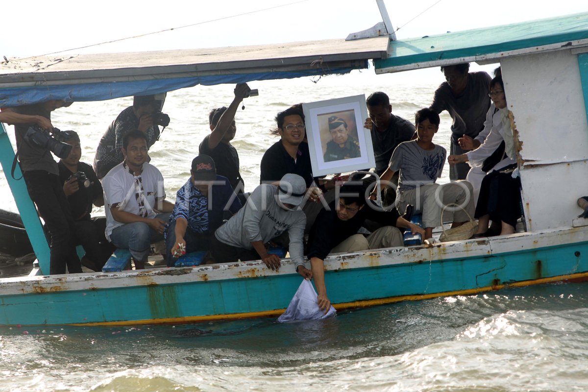 PENABURAN ABU JENAZAH KRIS BIANTORO | ANTARA Foto PENABURAN ABU JENAZAH KRIS BIANTORO | ANTARA Foto