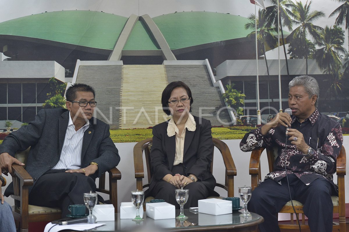 POLITIK DINASTI DAN DEMOKRASI | ANTARA Foto POLITIK DINASTI DAN DEMOKRASI | ANTARA Foto