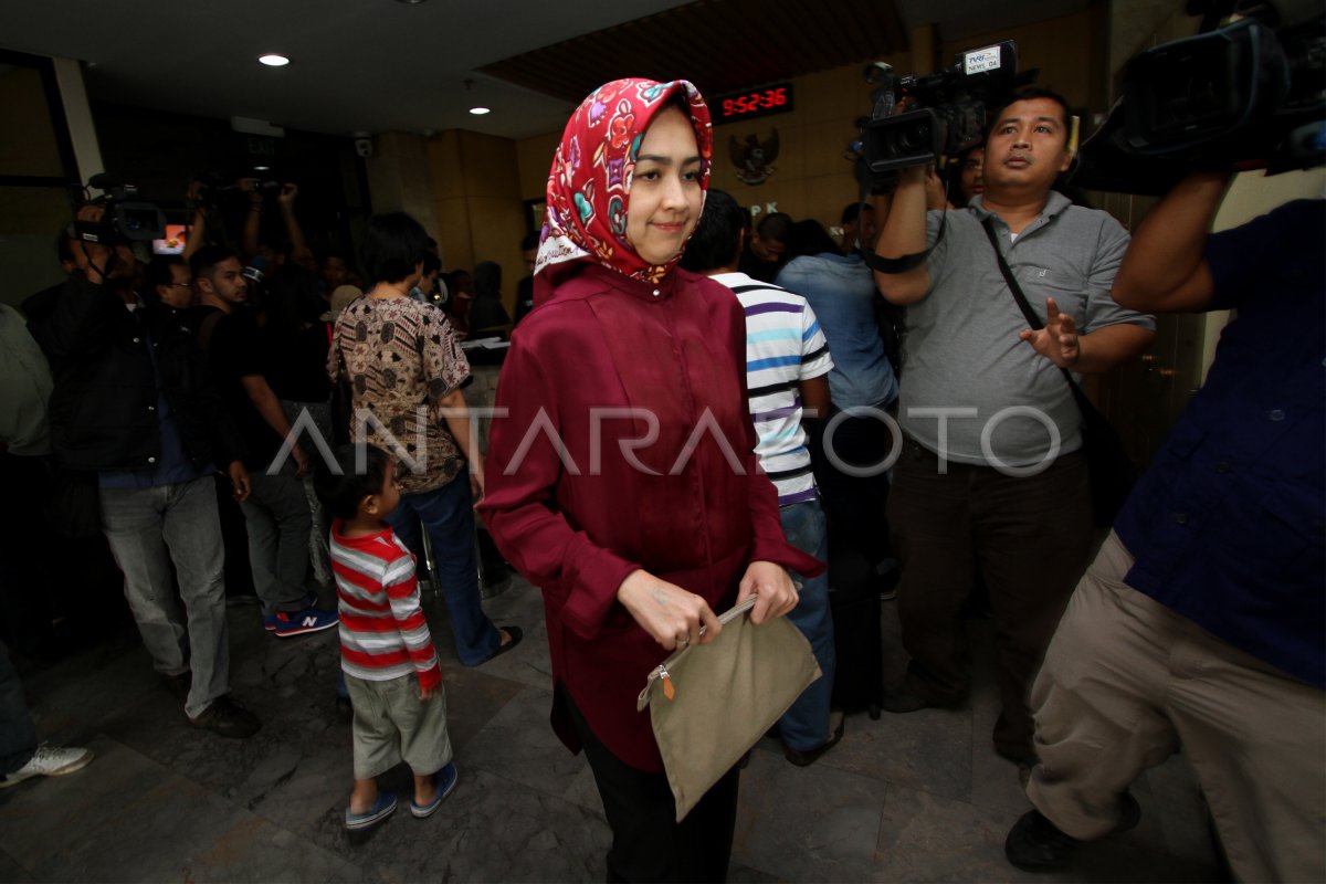 AIRIN JENGUK SUAMI | ANTARA Foto