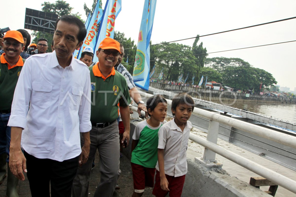 PEMBERSIHAN SAMPAH SUNGAI | ANTARA Foto