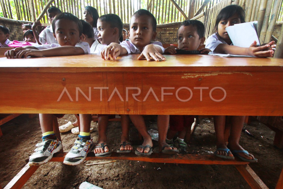 SEKOLAH GOTONG ROYONG WARGA | ANTARA Foto SEKOLAH GOTONG ROYONG WARGA | ANTARA Foto