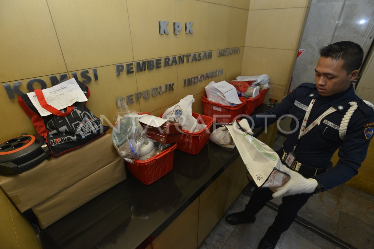 PEMERIKSAAN BARANG BAWAAN | ANTARA Foto PEMERIKSAAN BARANG BAWAAN | ANTARA Foto