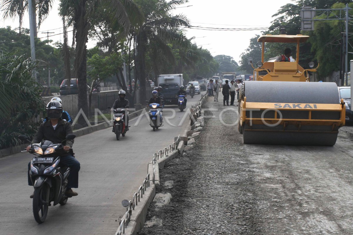 PERBAIKAN JALAN RUSAK | ANTARA Foto PERBAIKAN JALAN RUSAK | ANTARA Foto