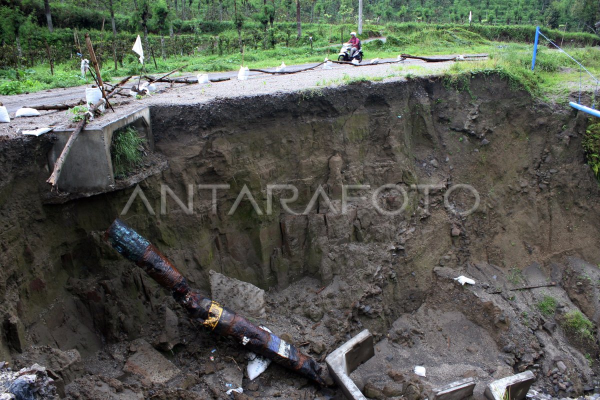 JALUR WISATA KELUD RAWAN AMBLAS | ANTARA Foto JALUR WISATA KELUD RAWAN AMBLAS | ANTARA Foto