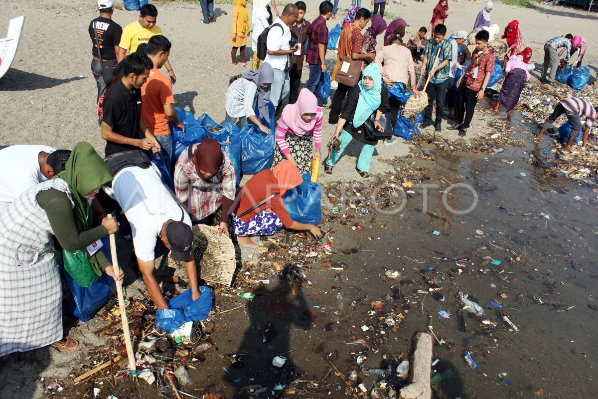BERSIHKAN SAMPAH WISATA PANTAI ACEH | ANTARA Foto