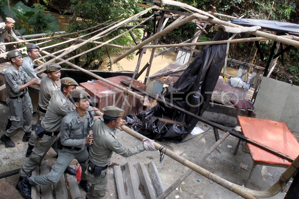 PENERTIBAN BANGUNAN LIAR | ANTARA Foto PENERTIBAN BANGUNAN LIAR | ANTARA Foto