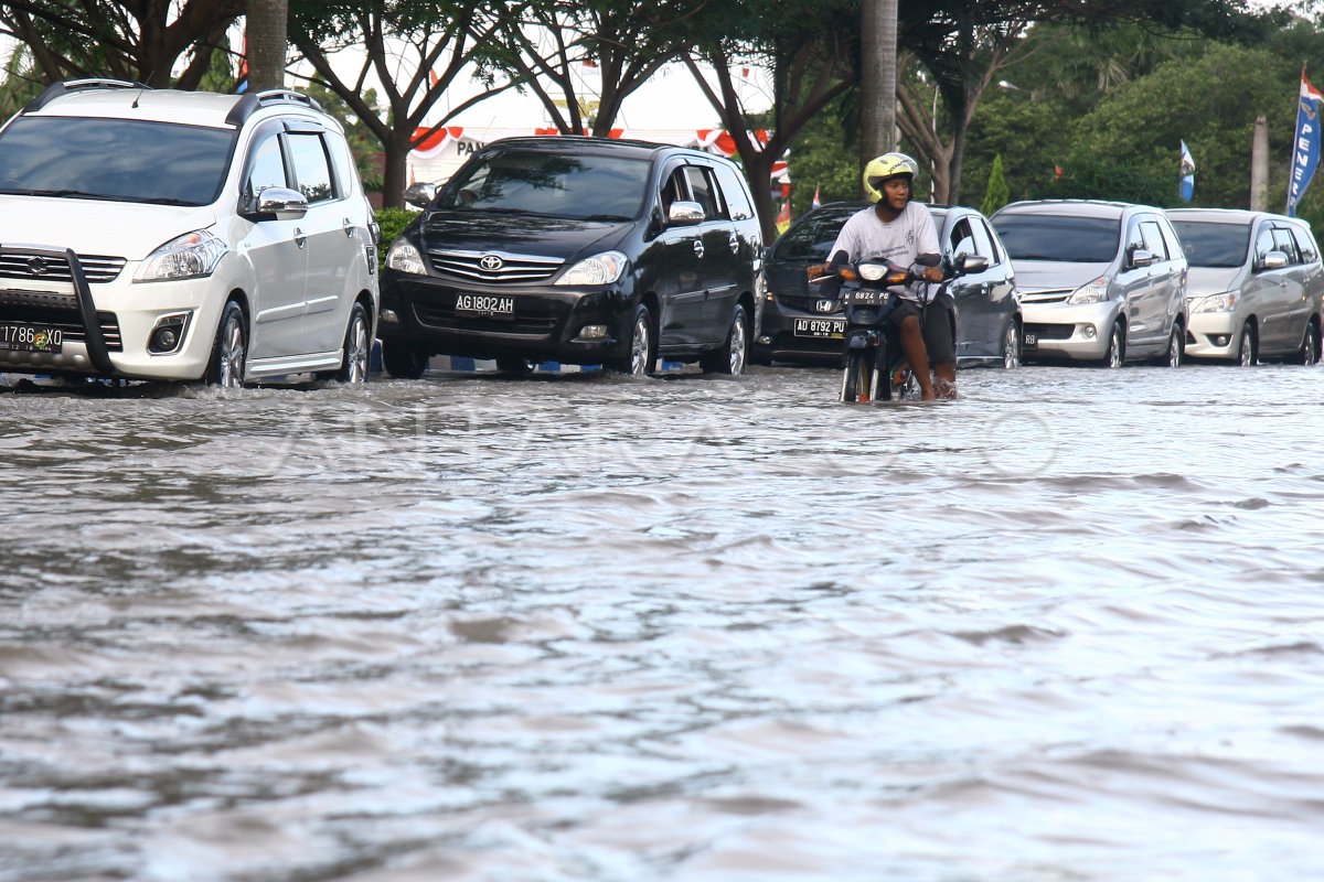 AKSES JALAN TERGENANG BANJIR | ANTARA Foto