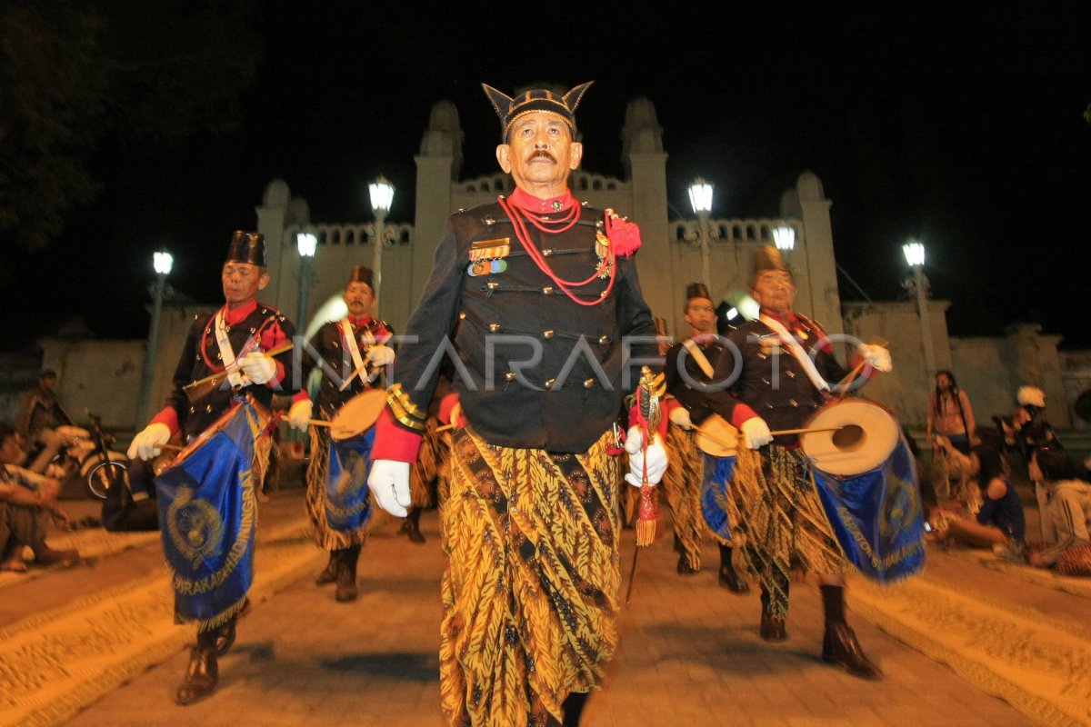 KIRAB MALAM SELIKURAN KERATON | ANTARA Foto KIRAB MALAM SELIKURAN KERATON | ANTARA Foto