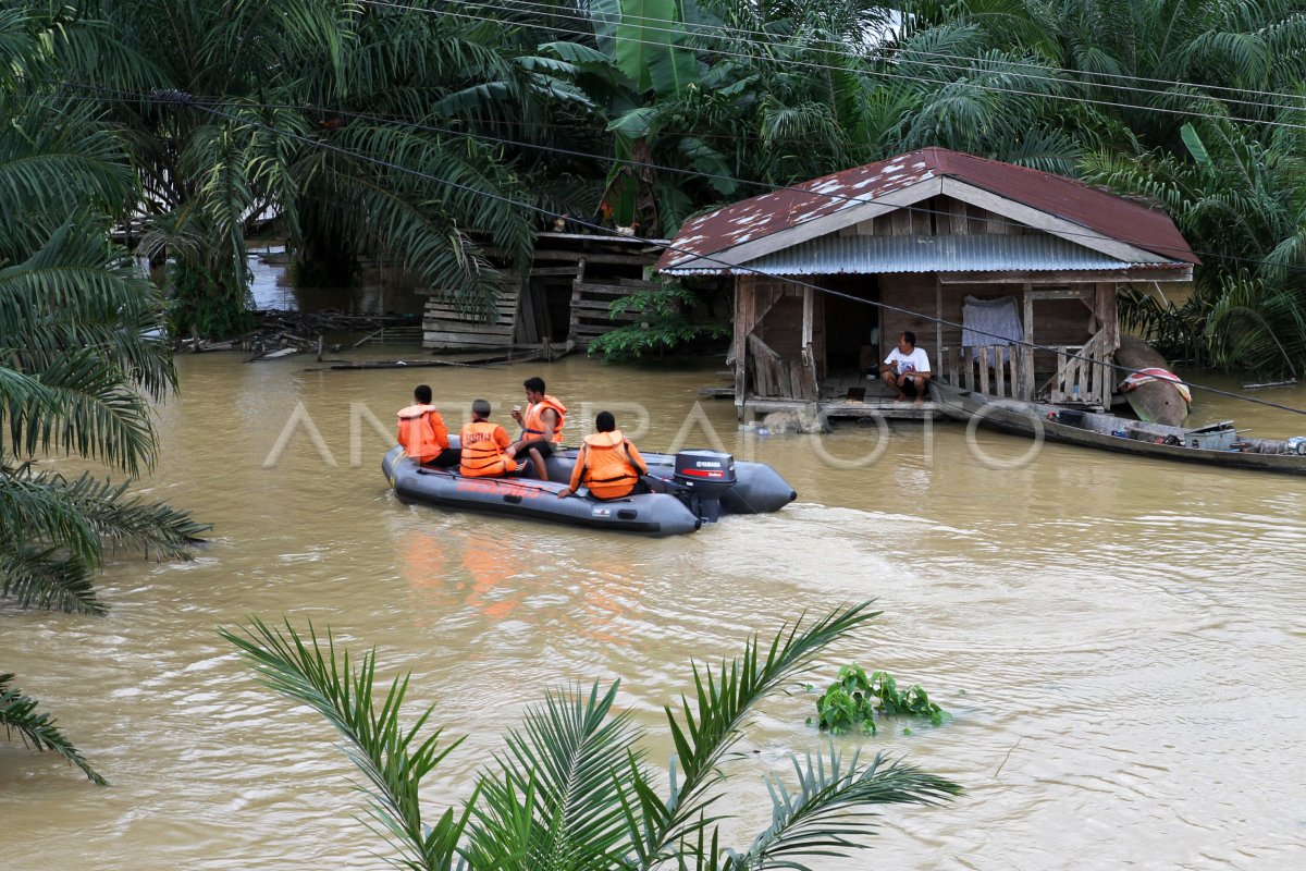 BANJIR LUAPAN SUNGAI KAMPAR | ANTARA Foto