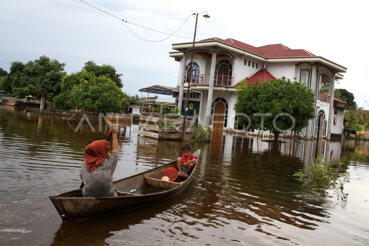 BANJIR RENDAM RATUSAN RUMAH | ANTARA Foto