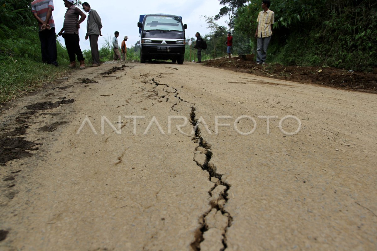 JALAN ALTERNATIF AMBLAS | ANTARA Foto