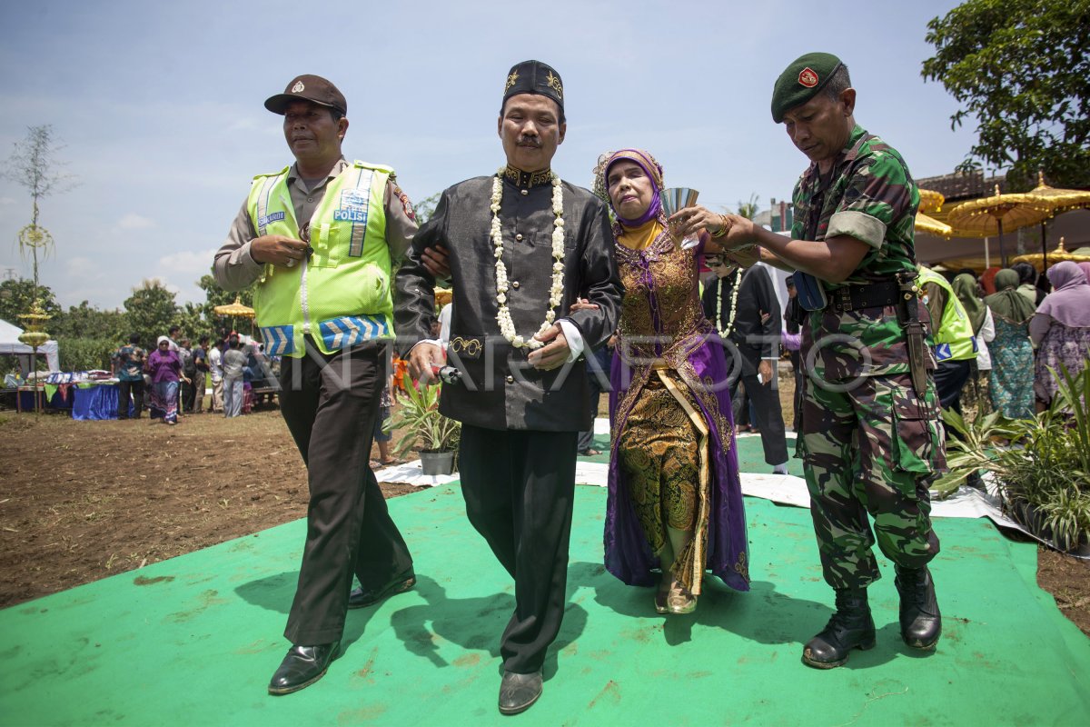 NIKAH BARENG SAMBUT HARI BUMI | ANTARA Foto NIKAH BARENG SAMBUT HARI BUMI | ANTARA Foto