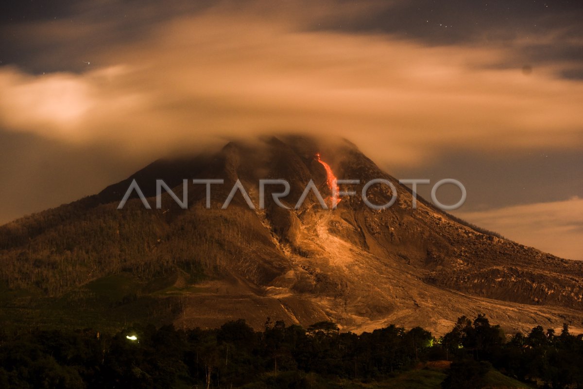 GUGURAN LAVA GUNUNG SINABUNG | ANTARA Foto GUGURAN LAVA GUNUNG SINABUNG | ANTARA Foto