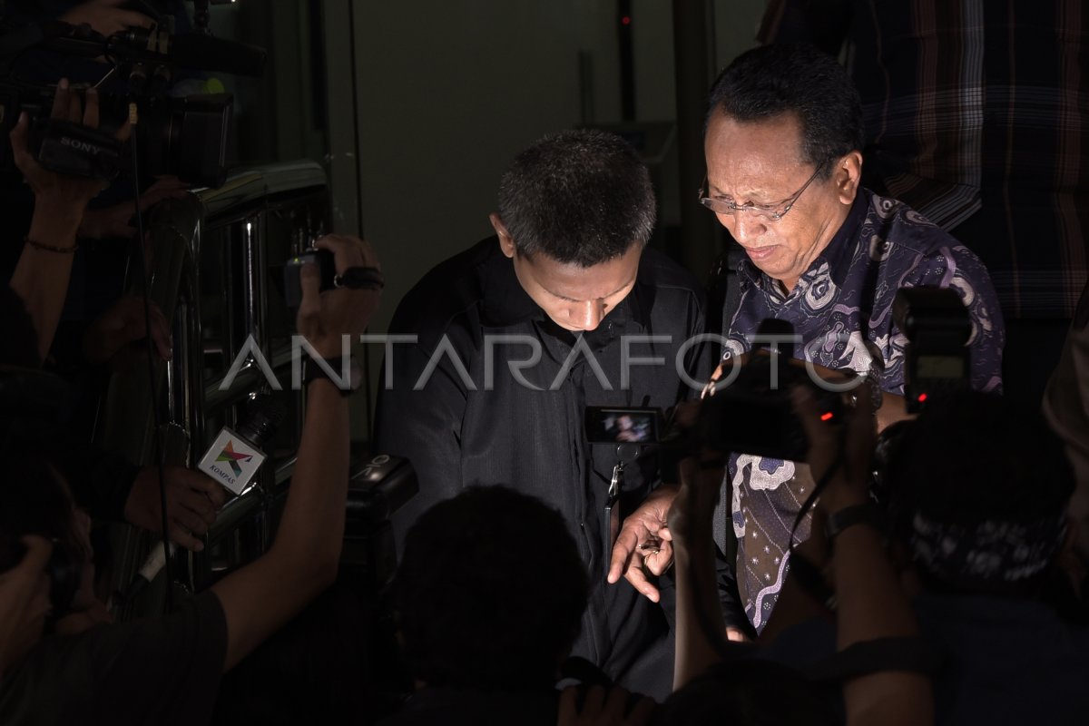 MANTAN DIRUT PT POS DIPERIKSA | ANTARA Foto MANTAN DIRUT PT POS DIPERIKSA | ANTARA Foto