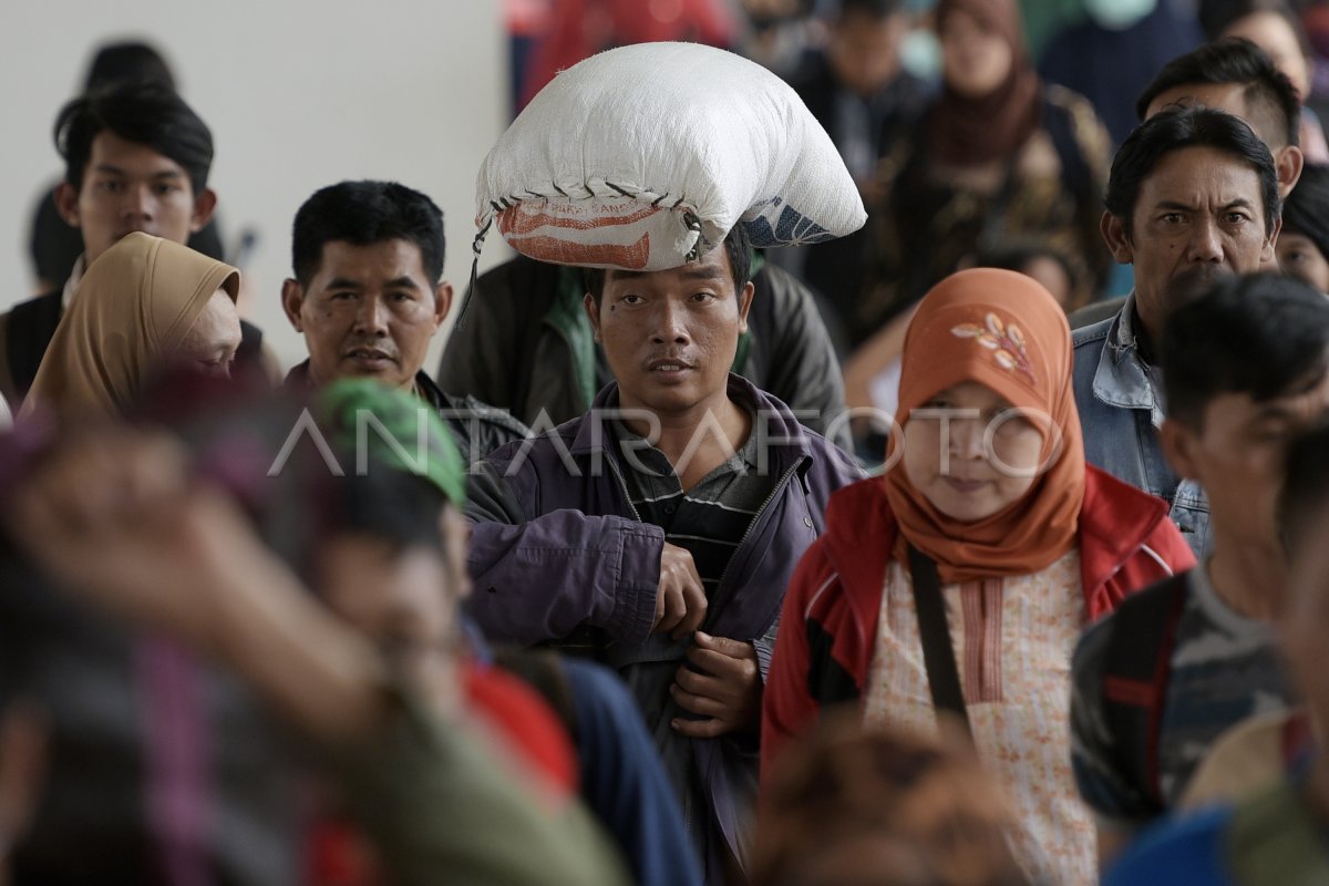 ARUS BALIK STASIUN PASAR SENEN | ANTARA Foto