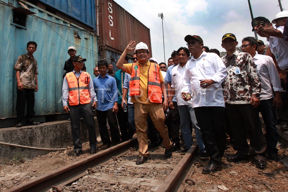 JALUR KERETA DI PELABUHAN TANJUNG PRIOK | ANTARA Foto JALUR KERETA DI PELABUHAN TANJUNG PRIOK | ANTARA Foto