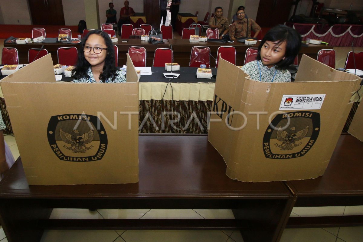 SIMULASI PEMILU OLEH SISWA SD | ANTARA Foto