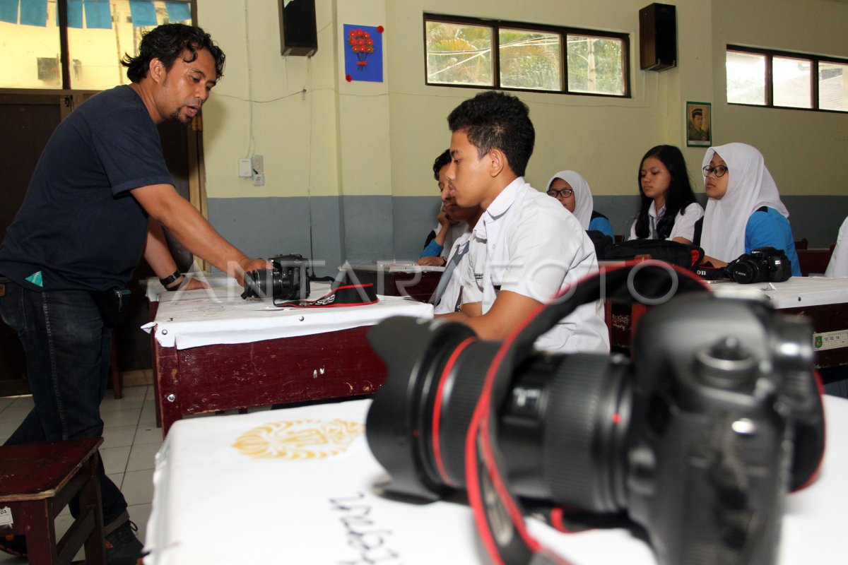 EDUKASI FOTOGRAFI KEPADA SISWA | ANTARA Foto EDUKASI FOTOGRAFI KEPADA SISWA | ANTARA Foto