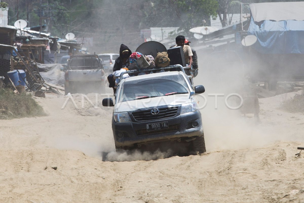 PENAMBANG EMAS TINGGALKAN GUNUNG BOTAK | ANTARA Foto