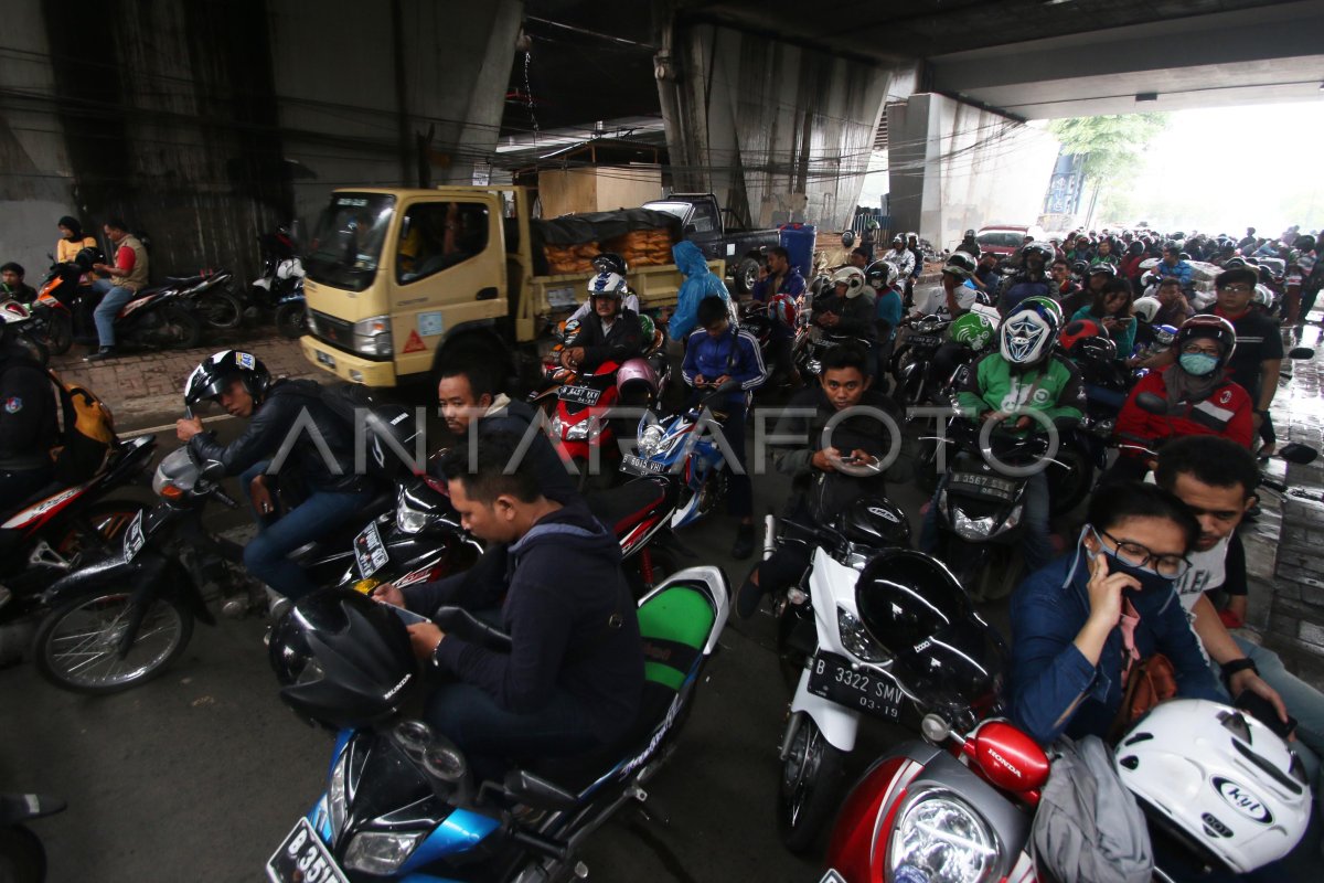 BERTEDUH DI BAWAH FLYOVER | ANTARA Foto BERTEDUH DI BAWAH FLYOVER | ANTARA Foto