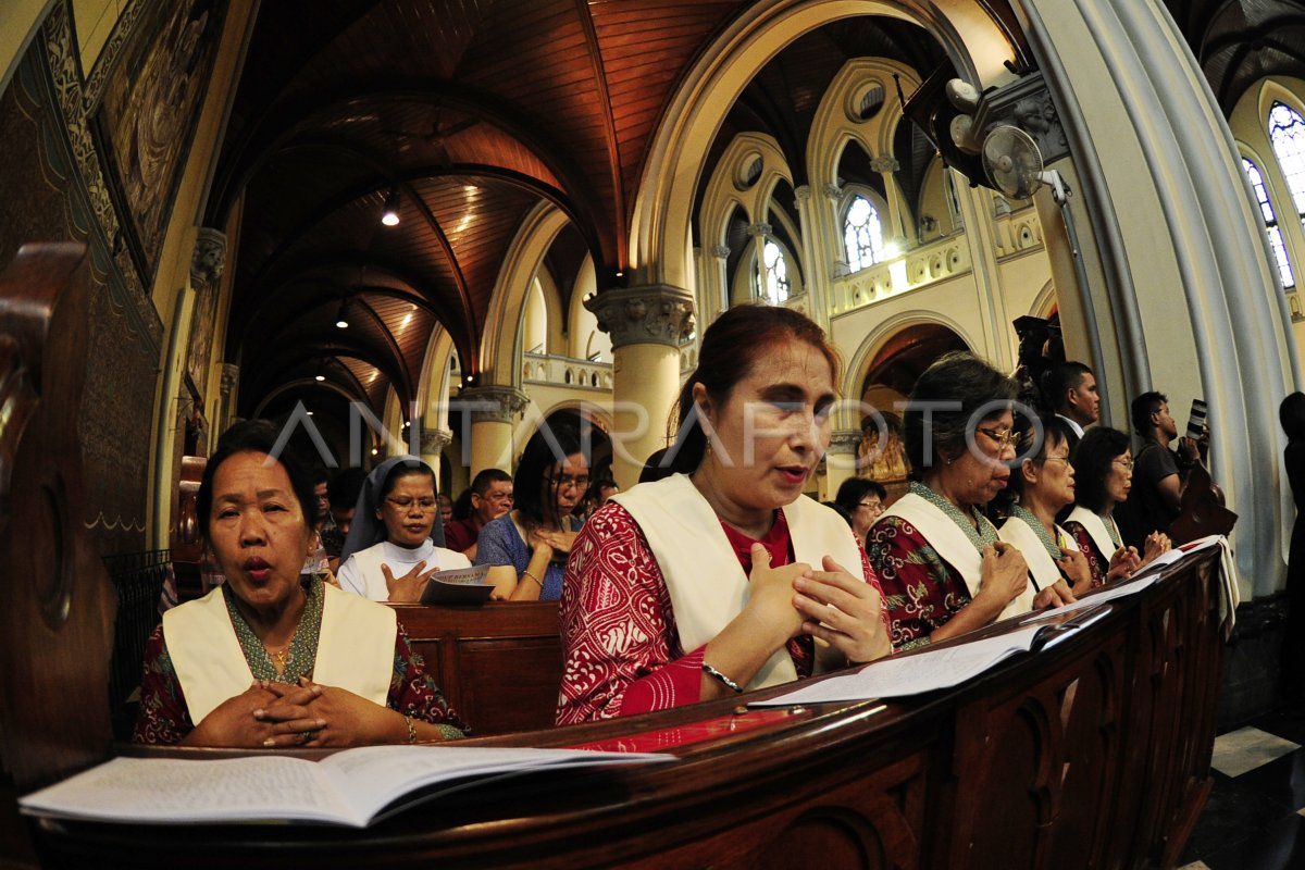 MISA NATAL KATEDRAL | ANTARA Foto
