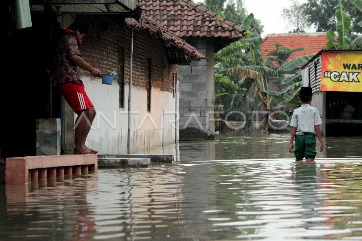 BANJIR DI PERMUKIMAN BANTARAN SUNGAI SURABAYA | ANTARA Foto BANJIR DI PERMUKIMAN BANTARAN SUNGAI SURABAYA | ANTARA Foto