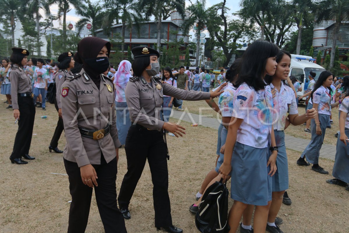 AKSI CORAT-CORET PELAJAR | ANTARA Foto AKSI CORAT-CORET PELAJAR | ANTARA Foto