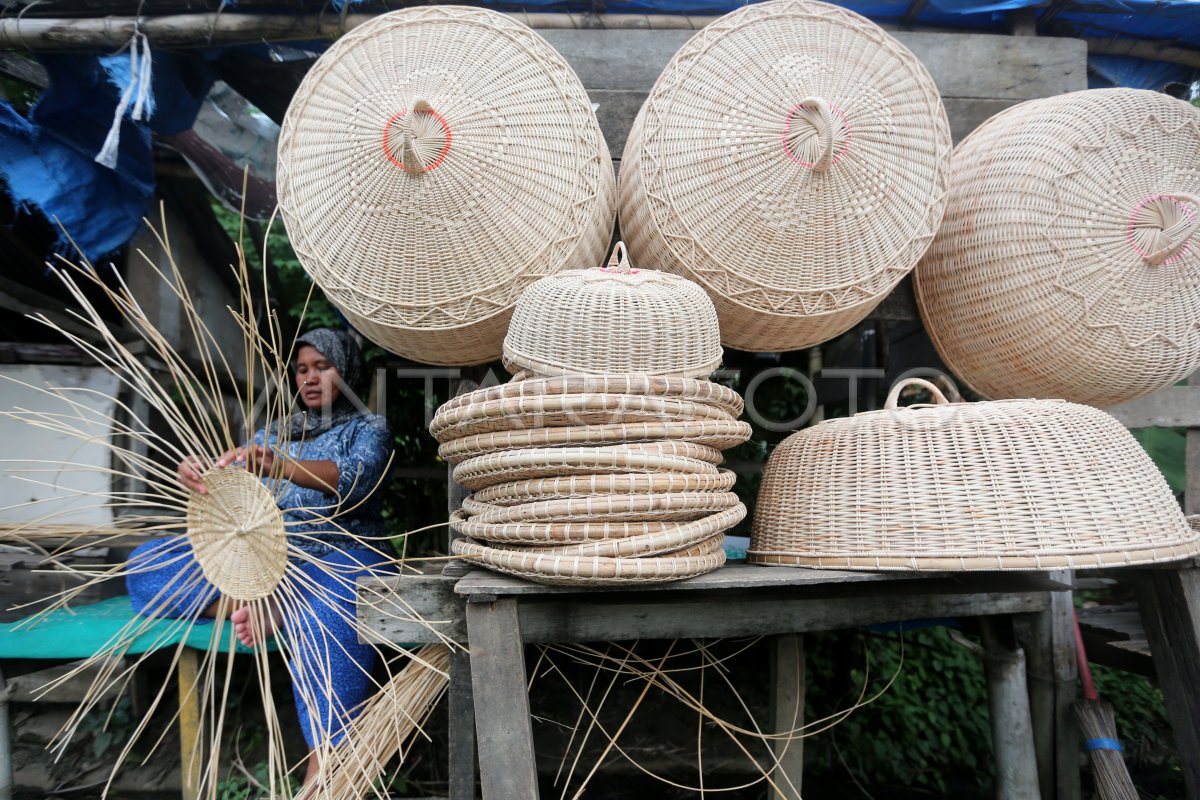 HASIL KERAJINAN ROTAN | ANTARA Foto