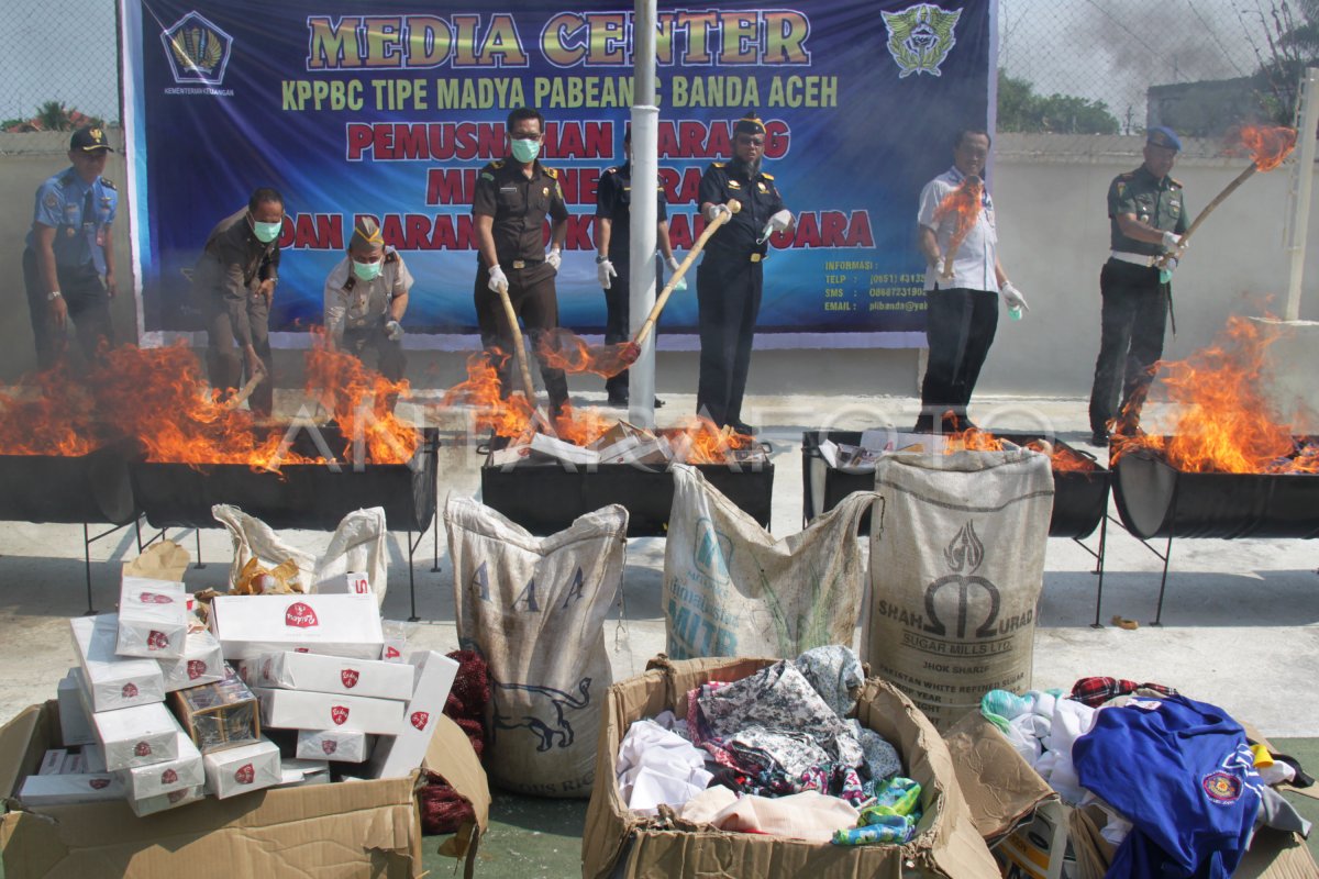 PEMUSNAHAN BARANG IMPOR SITAAN | ANTARA Foto
