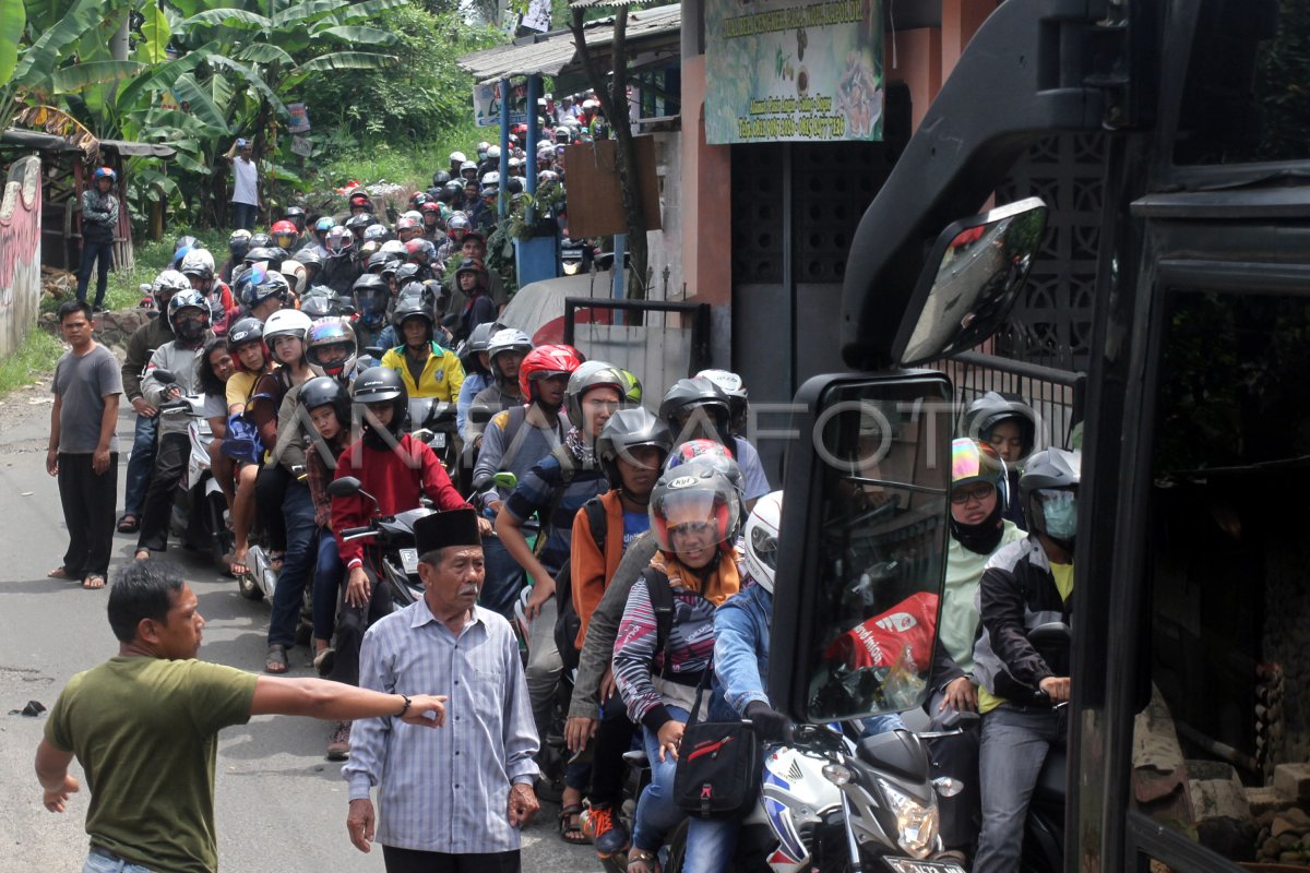 JALUR ALTERNATIF PUNCAK MACET | ANTARA Foto