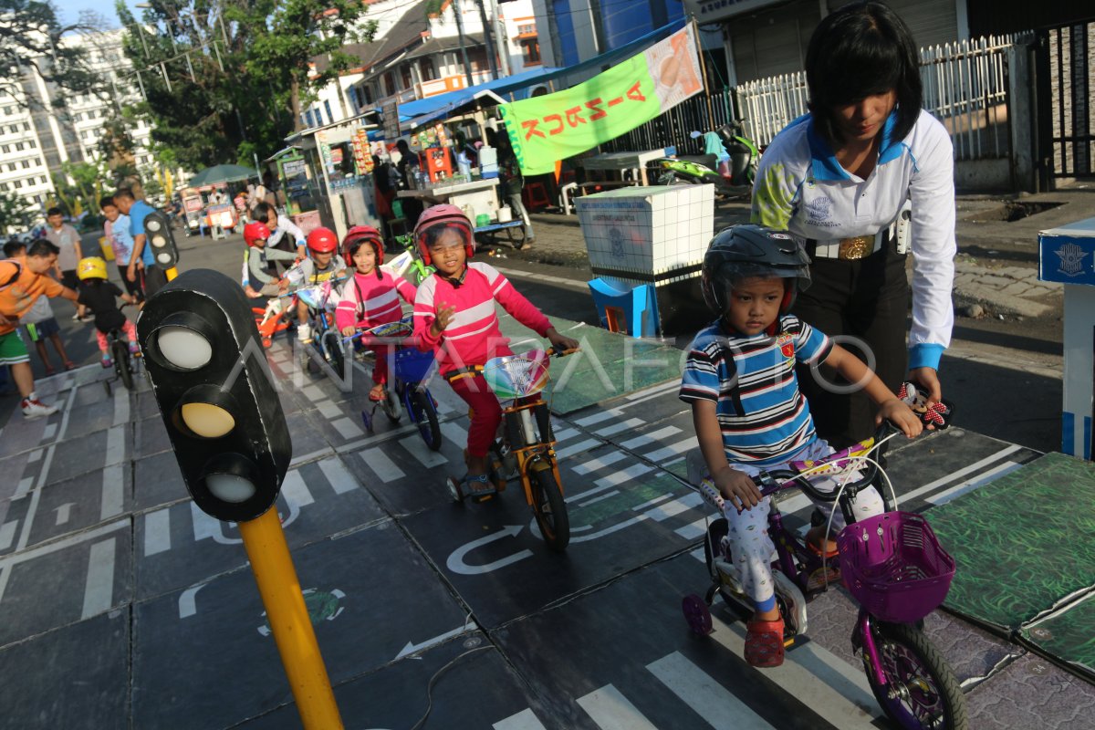 EDUKASI TERTIB BERLALU LINTAS | ANTARA Foto EDUKASI TERTIB BERLALU LINTAS | ANTARA Foto