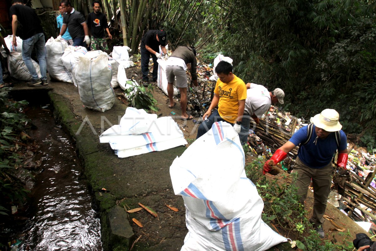 AKSI BERSIH HULU SUNGAI CILIWUNG | ANTARA Foto