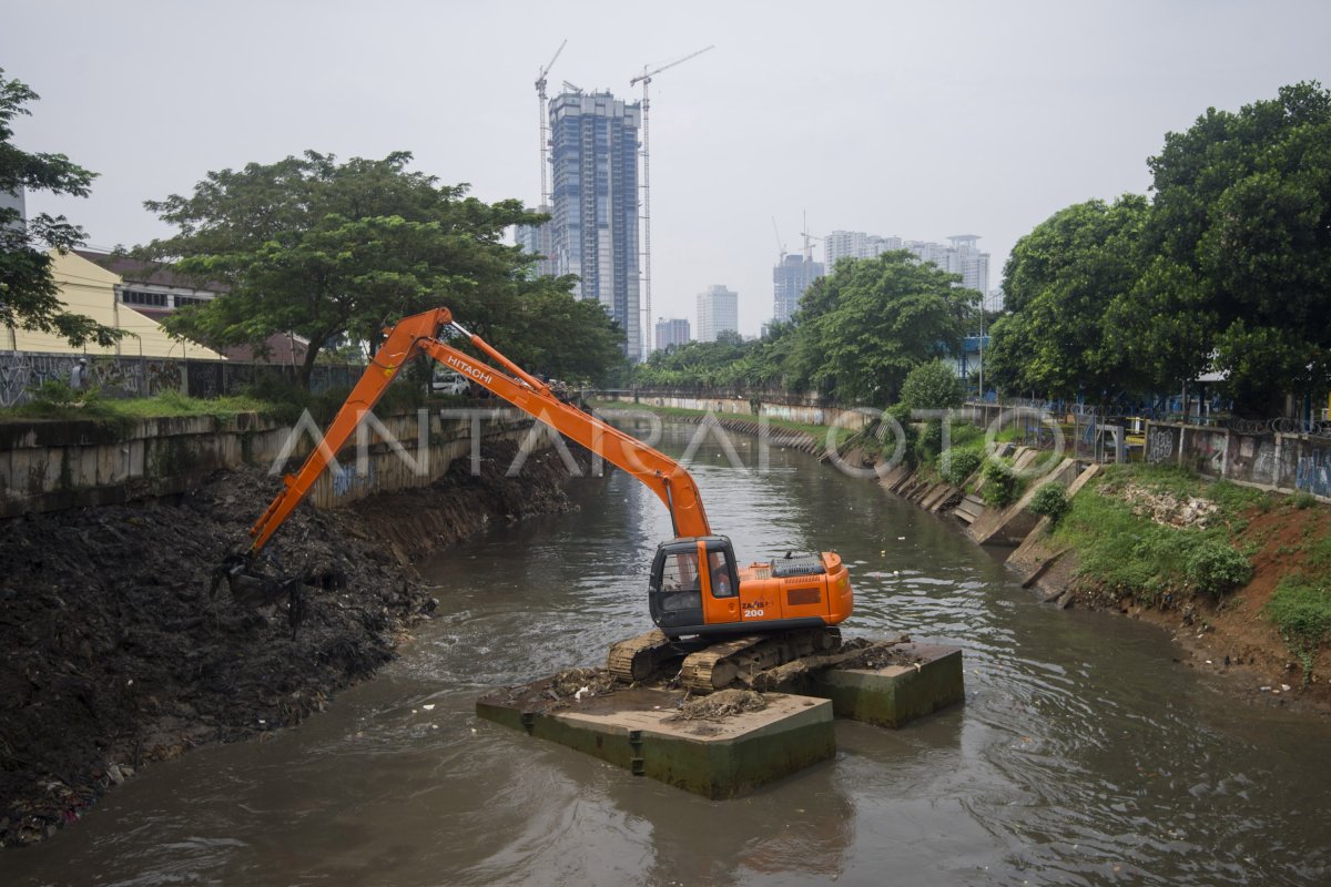 NORMALISASI SUNGAI CILIWUNG | ANTARA Foto