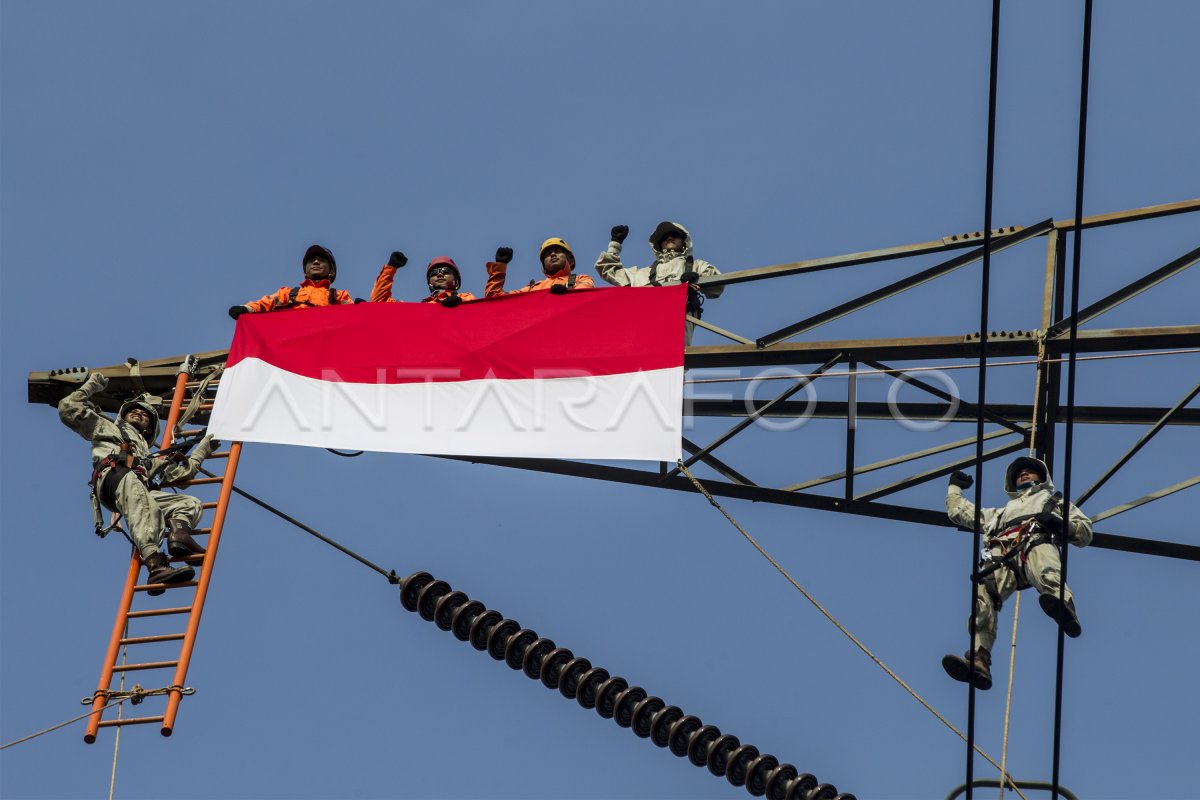 KIBARKAN BENDERA MERAH PUTIH DI SUTET | ANTARA Foto