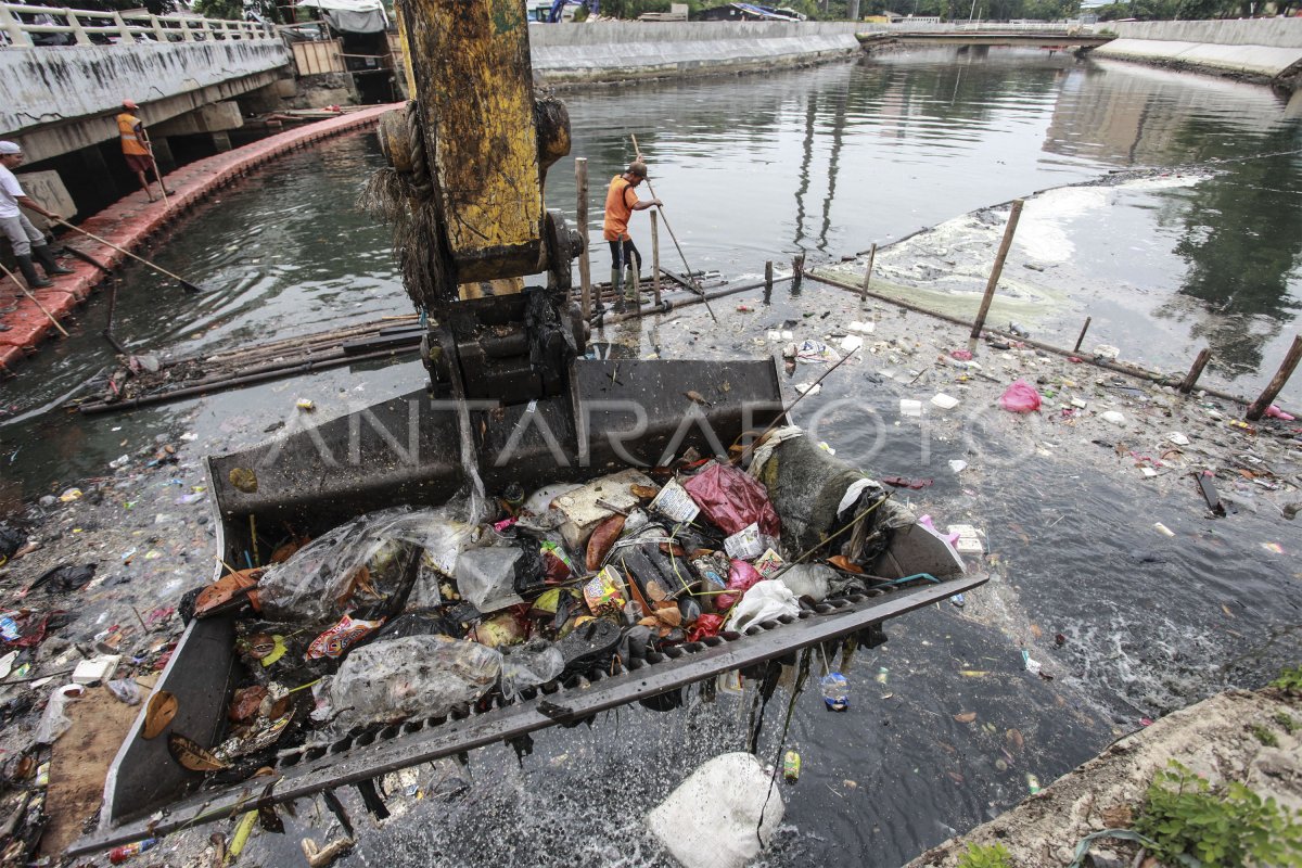 MENJAGA KEBERSIHAN SUNGAI DI JAKARTA | ANTARA Foto