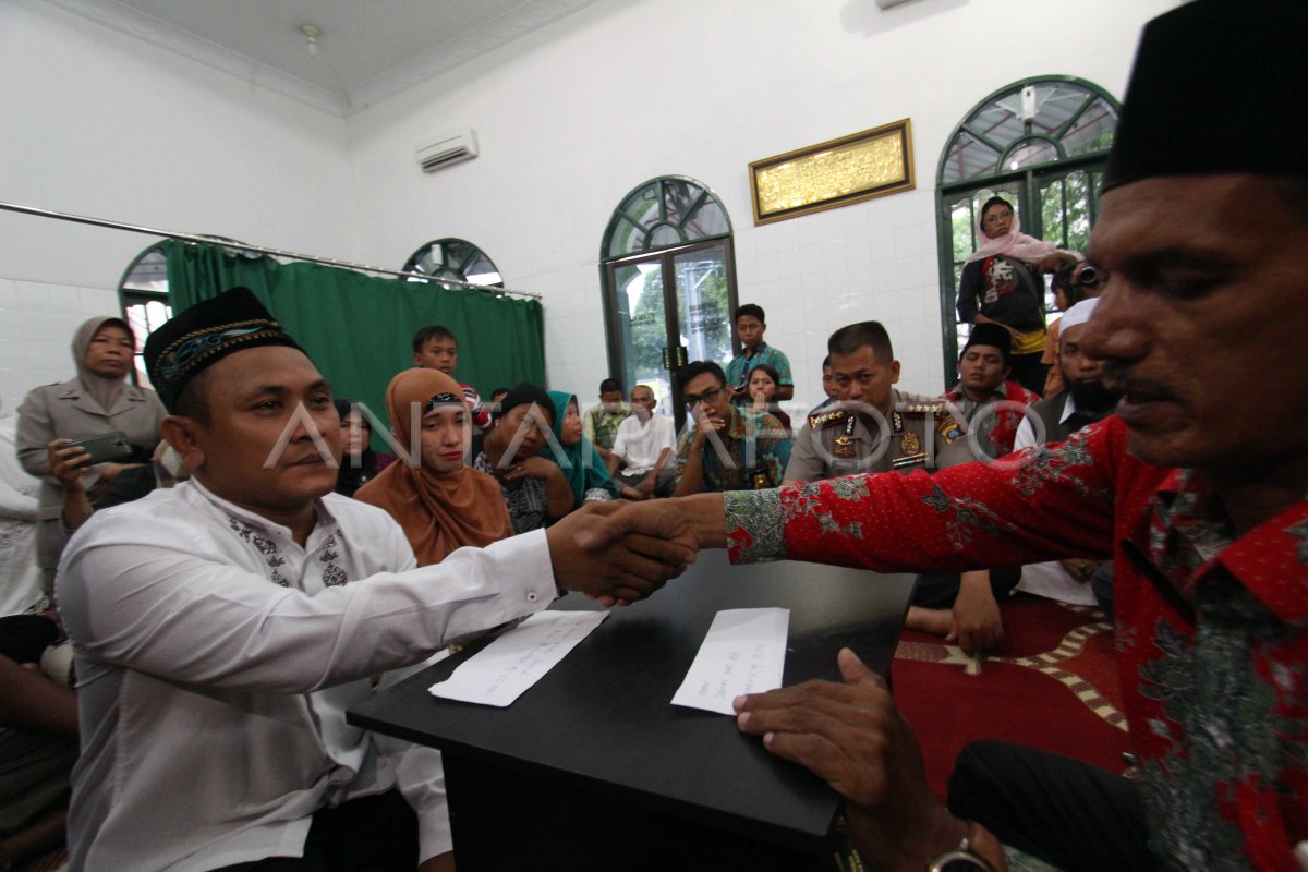 MENIKAH DI KANTOR POLISI | ANTARA Foto