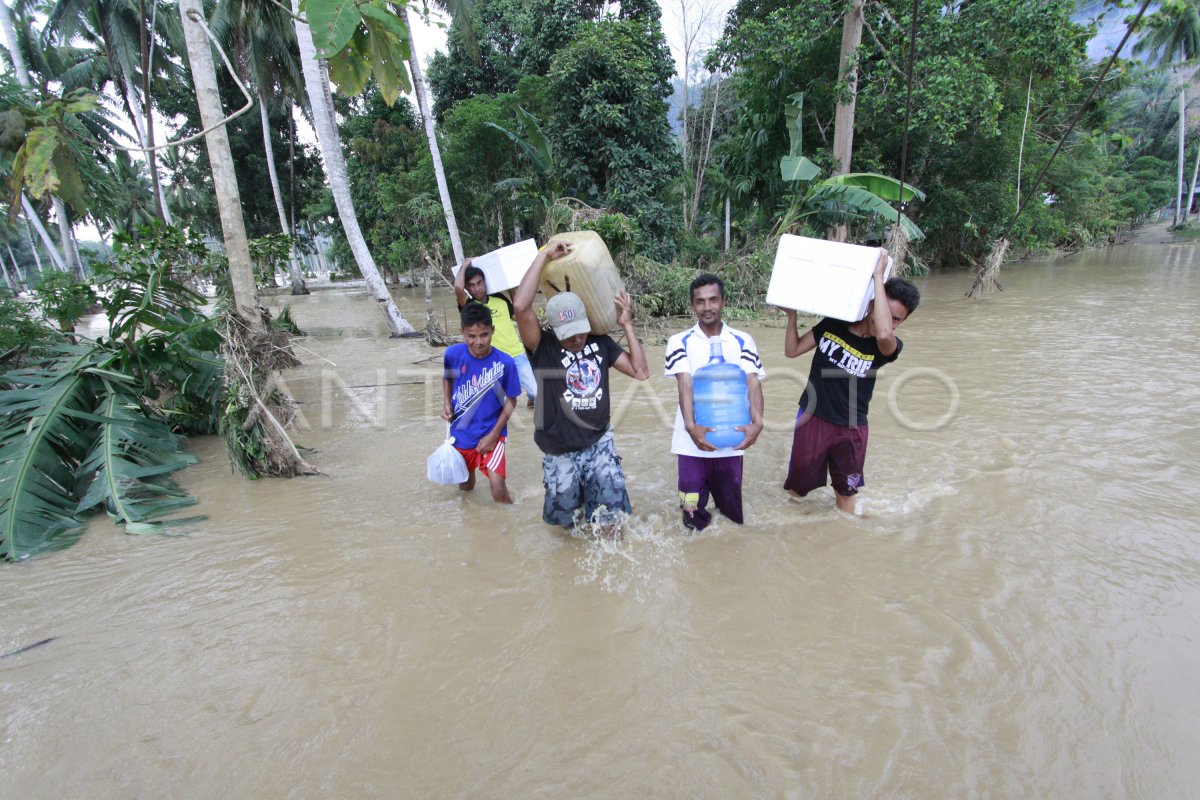 DISTRIBUSI LOGISTIK KORBAN BANJIR | ANTARA Foto