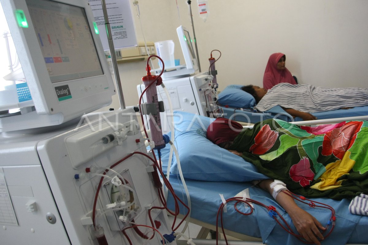 PENGOPERASIAN ALAT CUCI DARAH | ANTARA Foto