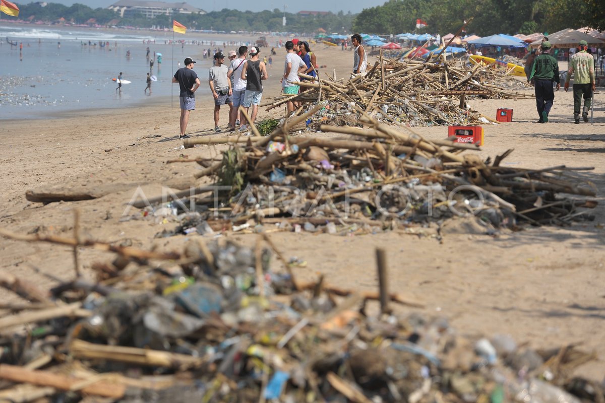 FENOMENA SAMPAH TERDAMPAR DI KUTA | ANTARA Foto