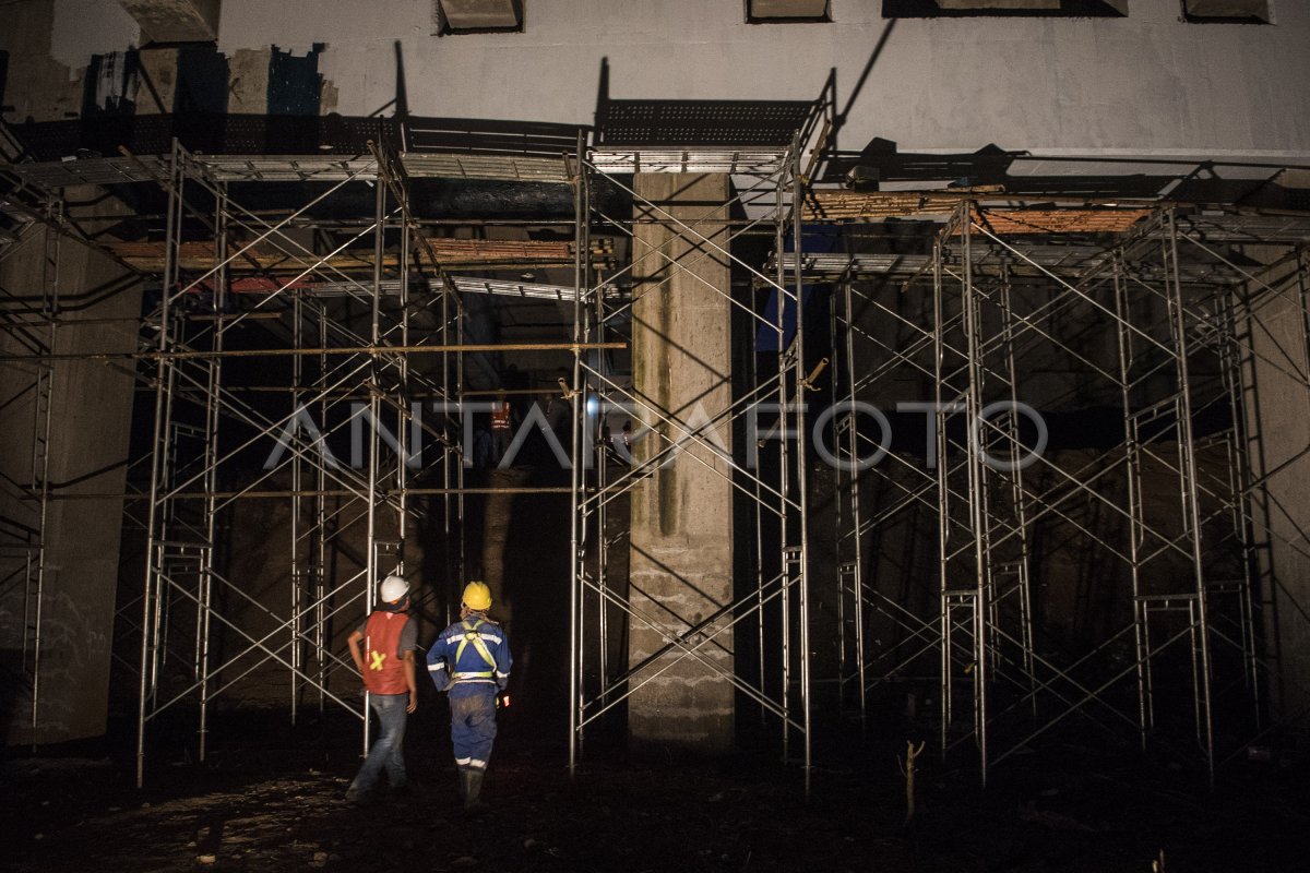 PERGESERAN JEMBATAN CISOMANG | ANTARA Foto PERGESERAN JEMBATAN CISOMANG | ANTARA Foto