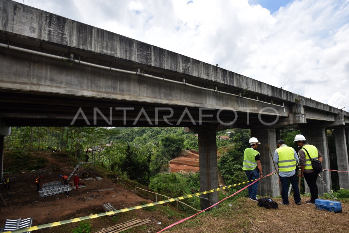 PERBAIKAN JEMBATAN CISOMANG | ANTARA Foto PERBAIKAN JEMBATAN CISOMANG | ANTARA Foto