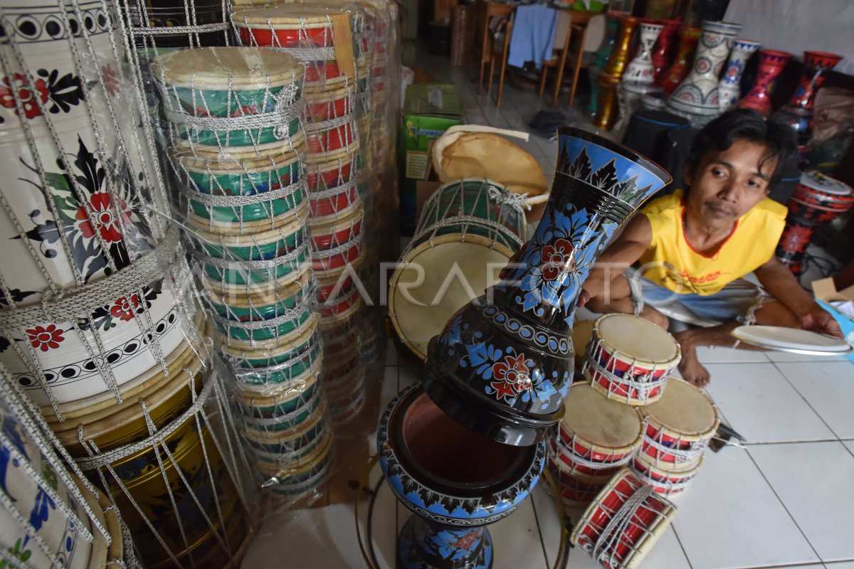 KERAJINAN ALAT MUSIK MARAWIS | ANTARA Foto KERAJINAN ALAT MUSIK MARAWIS | ANTARA Foto