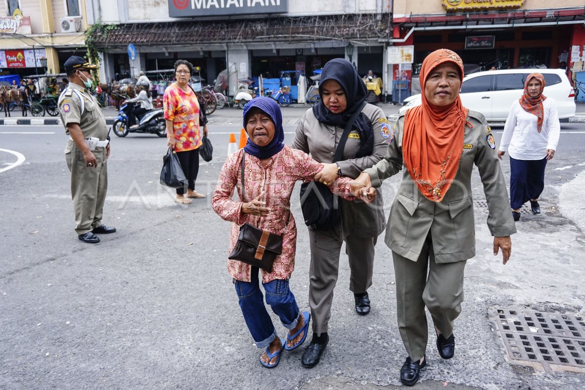 RAZIA GELANDANGAN PENGEMIS DI MALIOBORO | ANTARA Foto RAZIA GELANDANGAN PENGEMIS DI MALIOBORO | ANTARA Foto