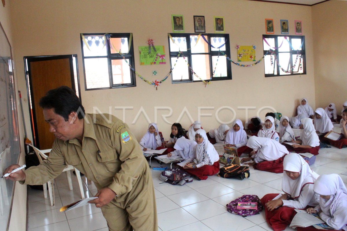 SEKOLAH BELAJAR DI LANTAI | ANTARA Foto