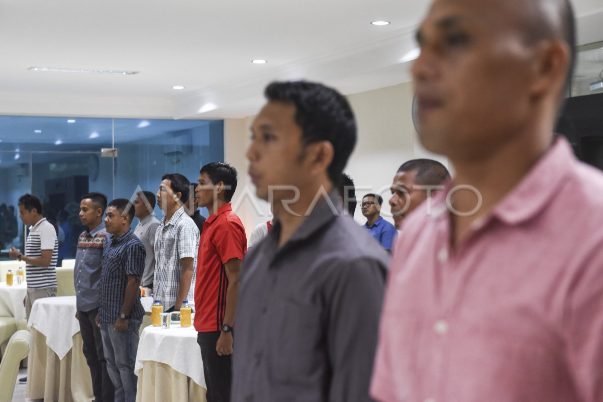 PENGAMBILAN SUMPAH DAN JANJI WASIT | ANTARA Foto PENGAMBILAN SUMPAH DAN JANJI WASIT | ANTARA Foto